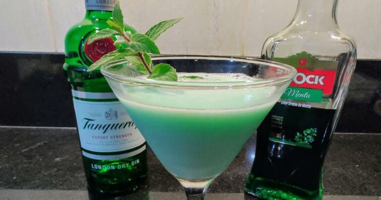Como Fazer Alexander’s Sister: O Coquetel Gelado de Gin com Toque de Menta!