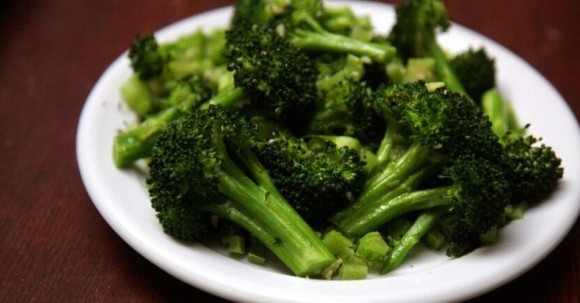 Receita Fácil de Brócolis Refogado e Crocante